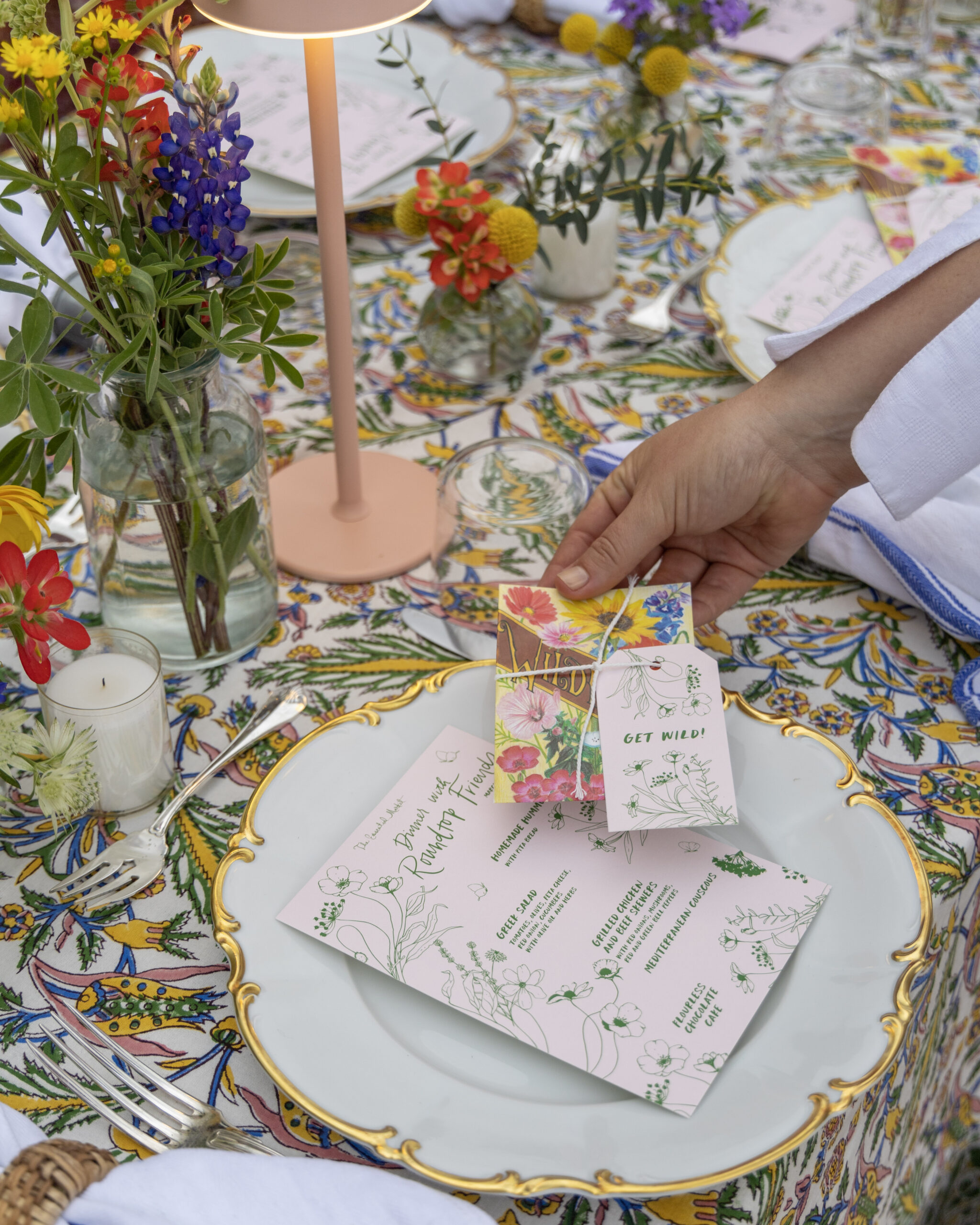 Personalized Party Essentials Gurus Throw Chic Round Top Dinner to ...