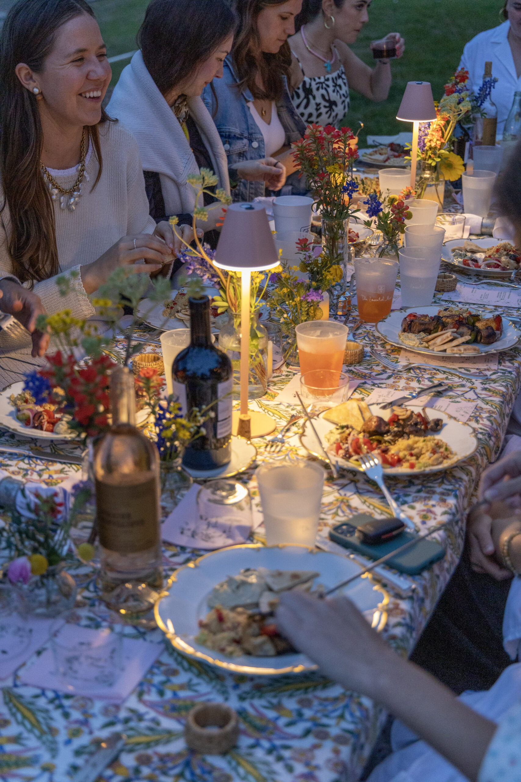 Personalized Party Essentials Gurus Throw Chic Round Top Dinner to ...